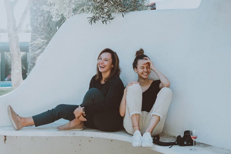 28 Fun Ideas & Poses for Best Friend Photoshoots