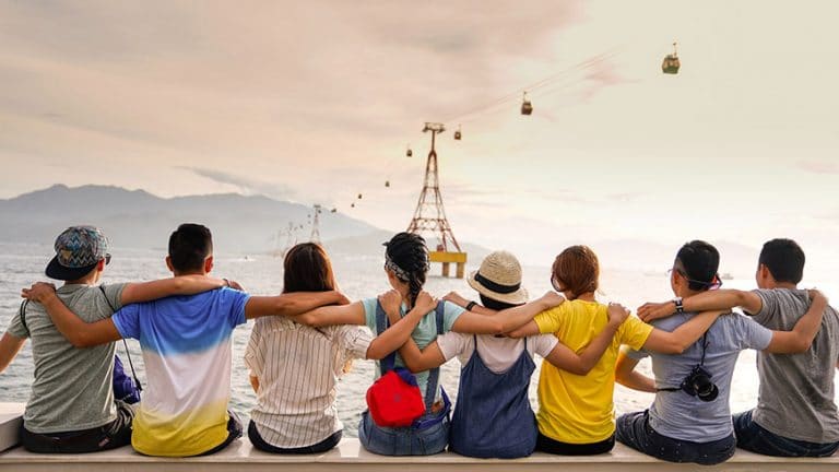 28 Fun Ideas & Poses for Best Friend Photoshoots