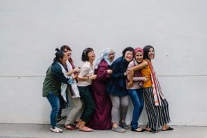 28 Fun Ideas & Poses for Best Friend Photoshoots