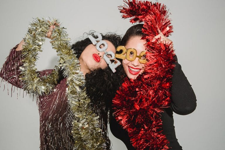 28 Fun Ideas & Poses for Best Friend Photoshoots