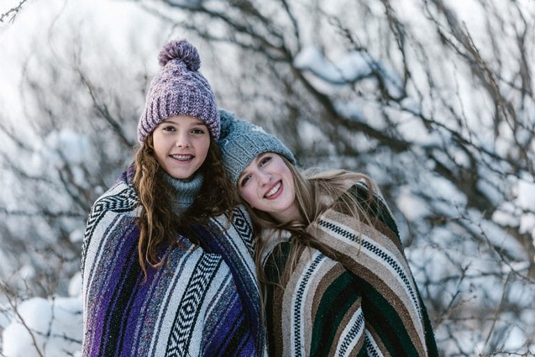 28 Fun Ideas & Poses for Best Friend Photoshoots