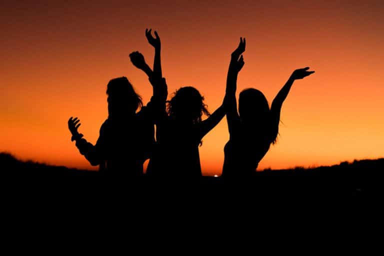28 Fun Ideas & Poses for Best Friend Photoshoots
