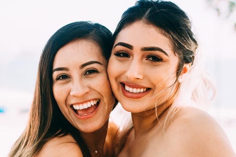 28 Fun Ideas & Poses for Best Friend Photoshoots