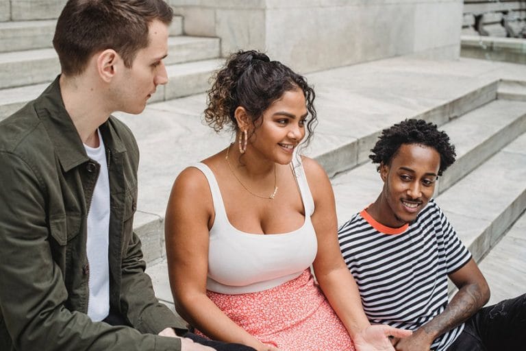 28 Fun Ideas & Poses for Best Friend Photoshoots