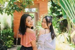 28 Fun Ideas & Poses for Best Friend Photoshoots