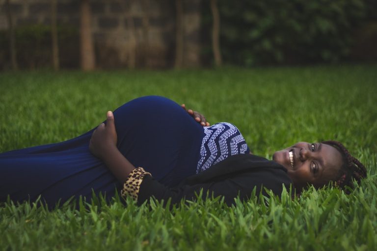 37 Pregnancy Photoshoot Poses for a Stunning Maternity Shoot