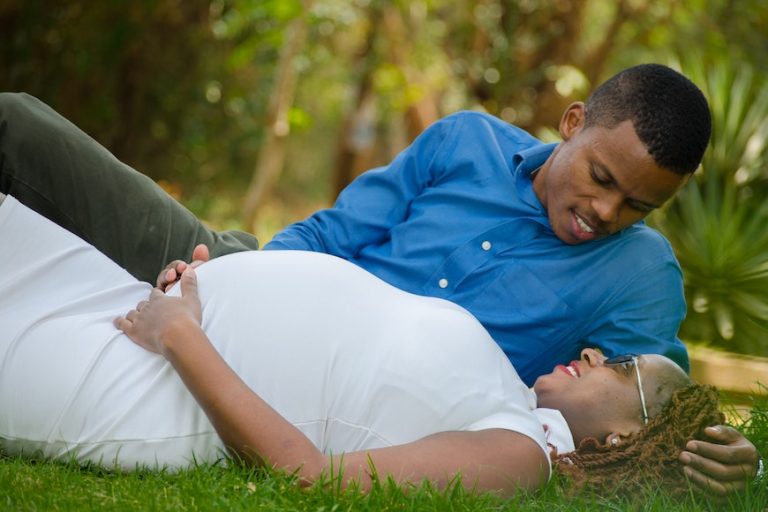 37 Pregnancy Photoshoot Poses for a Stunning Maternity Shoot
