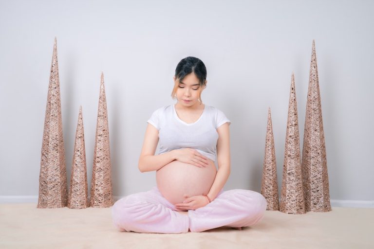 37 Pregnancy Photoshoot Poses for a Stunning Maternity Shoot