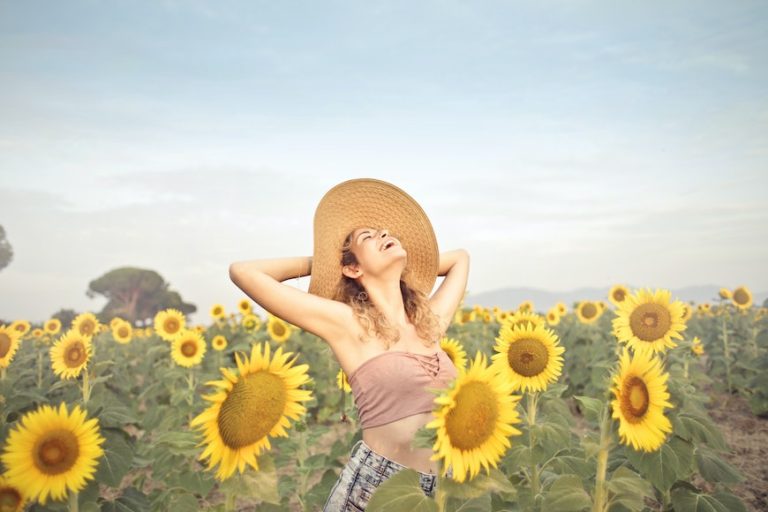 12 Sunflower Field Photoshoot Ideas + Clothing & Posing Tips