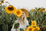 12 Sunflower Field Photoshoot Ideas + Clothing & Posing Tips