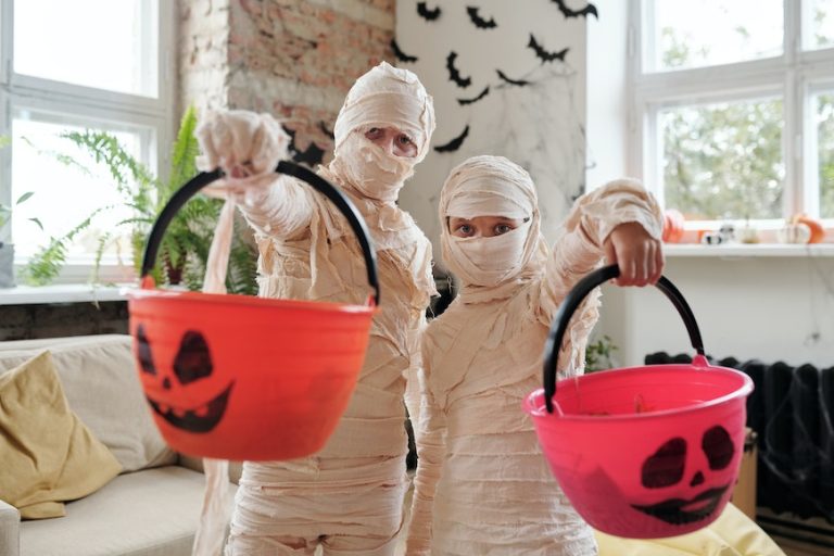 16 Creepy Halloween Photoshoot Ideas for Spooky Pictures