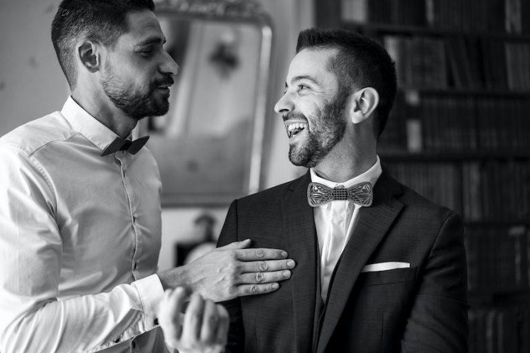11 Creative & Funny Groomsmen Wedding Photo Ideas