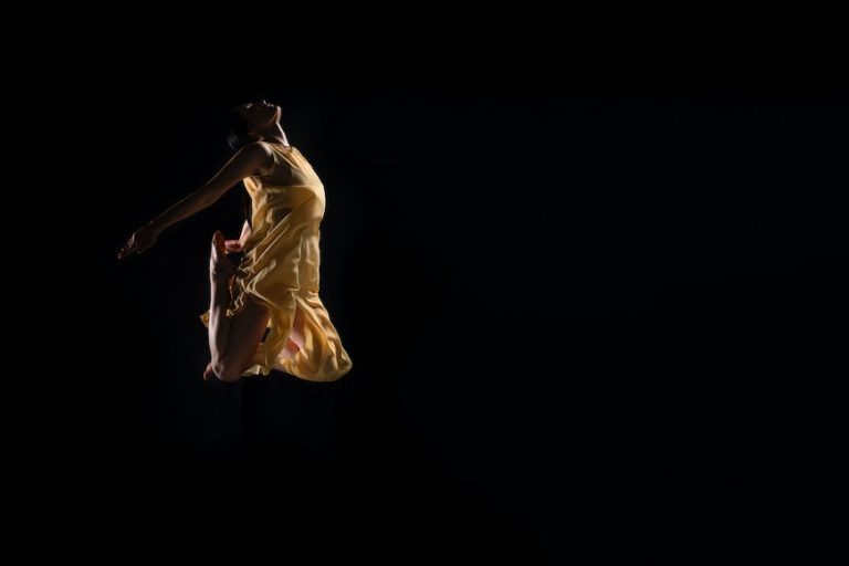16 Easy Dance Photography Poses (That Look Hard!)