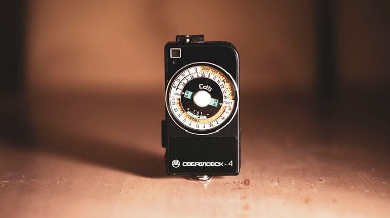 How to Use a Light Meter in Photography (+ 3 Pro Tips)