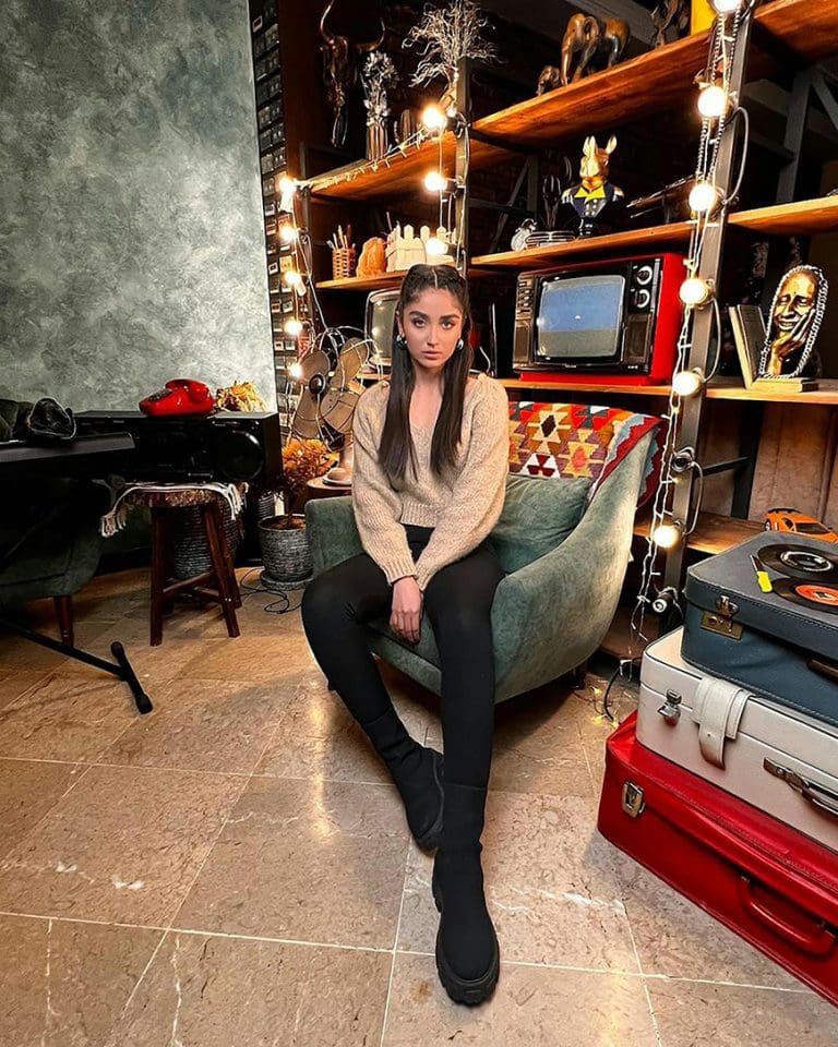 How to Look Taller in Pictures: 6 Poses & Tips