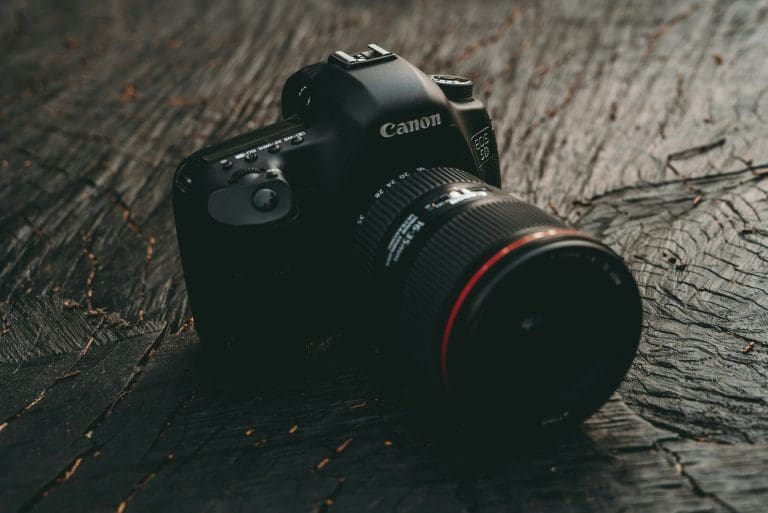 Full-Frame DSLR vs. Medium Format: Ultimate Comparison Guide