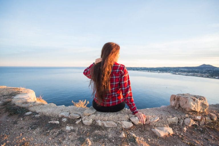 14 Photo Pose Ideas for the Most Engaging Travel Snaps