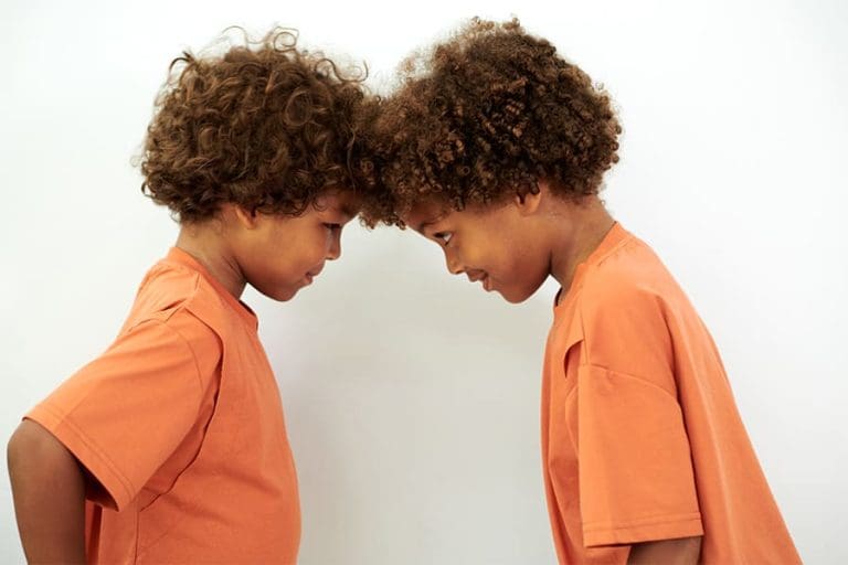 Top Sibling Photoshoot Poses for Heartwarming Family Portraits