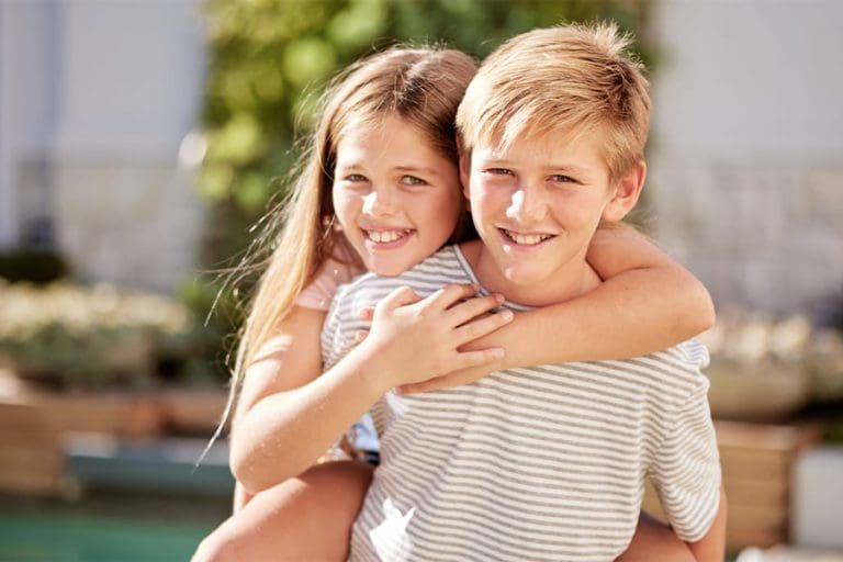 Top Sibling Photoshoot Poses for Heartwarming Family Portraits