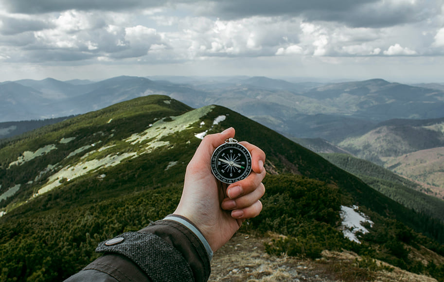 Best Outdoor Poses for Solo Backpackers